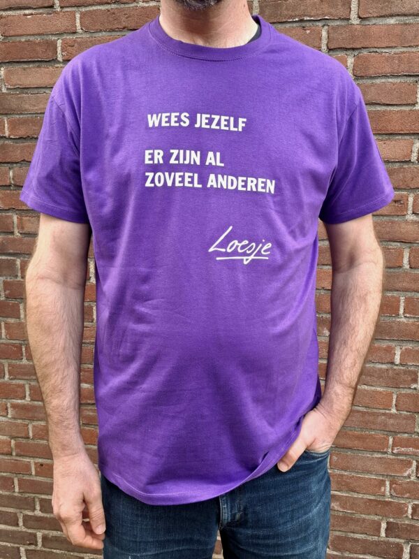 Paars T-shirt - Wees jezelf er zijn al zoveel anderen - Loesje